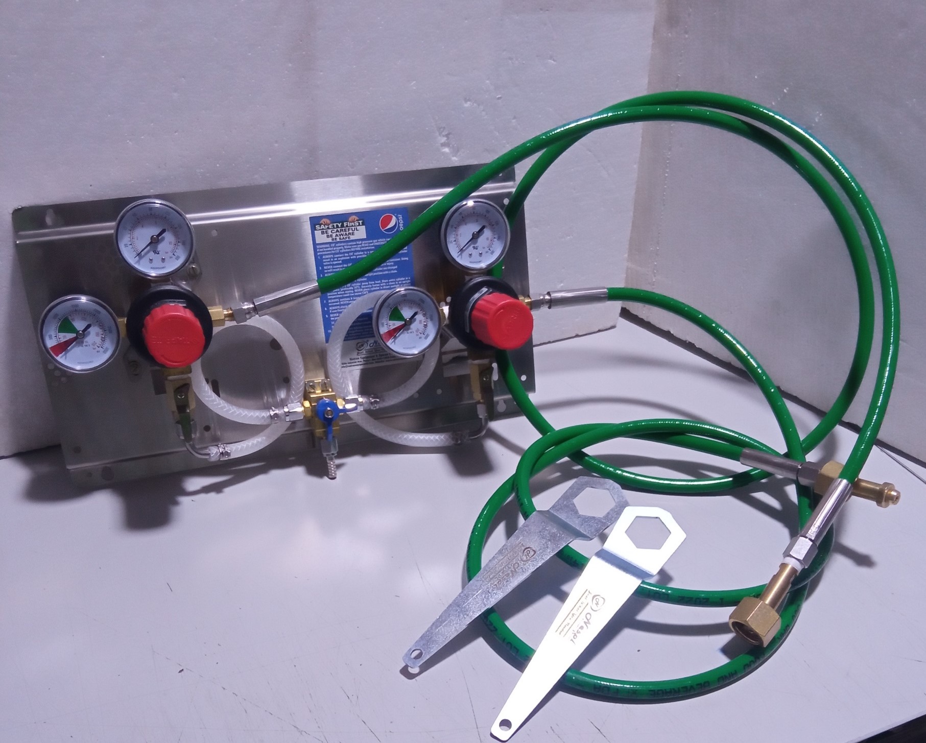 WALL MOUNTED REGULATOR WITH CHANGE OVER