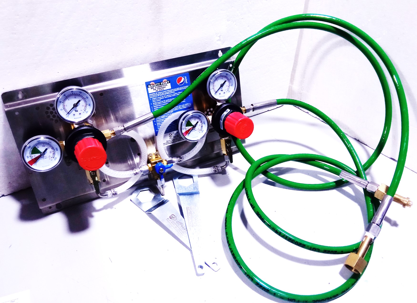 WALL MOUNTED REGULATOR WITH CHANGE OVER